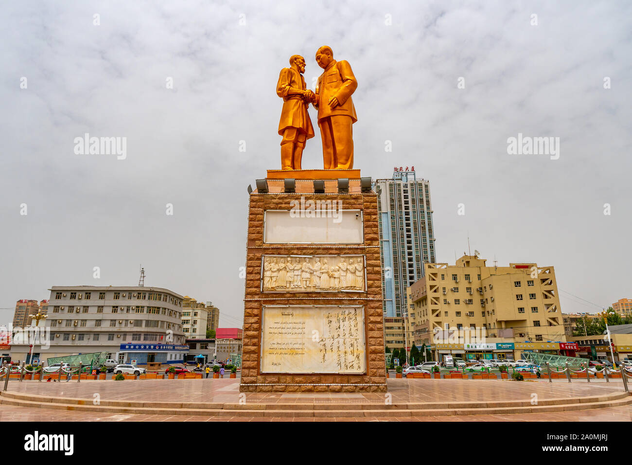 Hotan Tuanjie Square Brazen Statue of Chairman Mao Zedong Shaking his ...