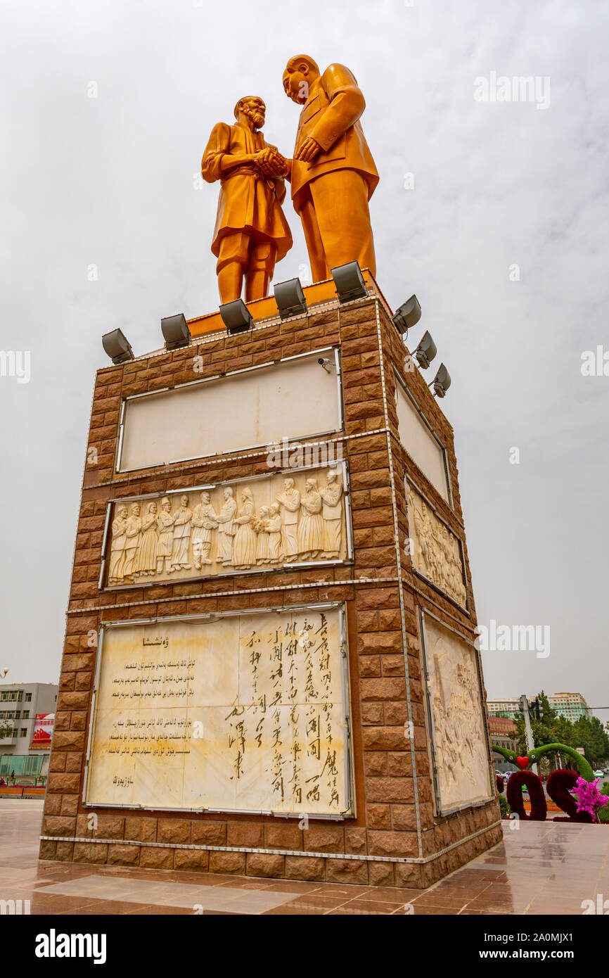 Hotan Tuanjie Square Brazen Statue of Chairman Mao Zedong Shaking his ...