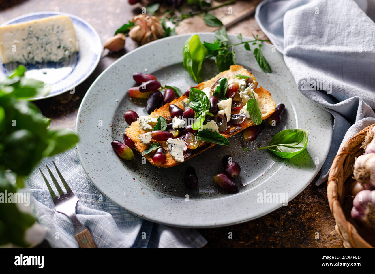 Morning breakfast with crispy bruschetta, blue cheese and grapes Stock ...