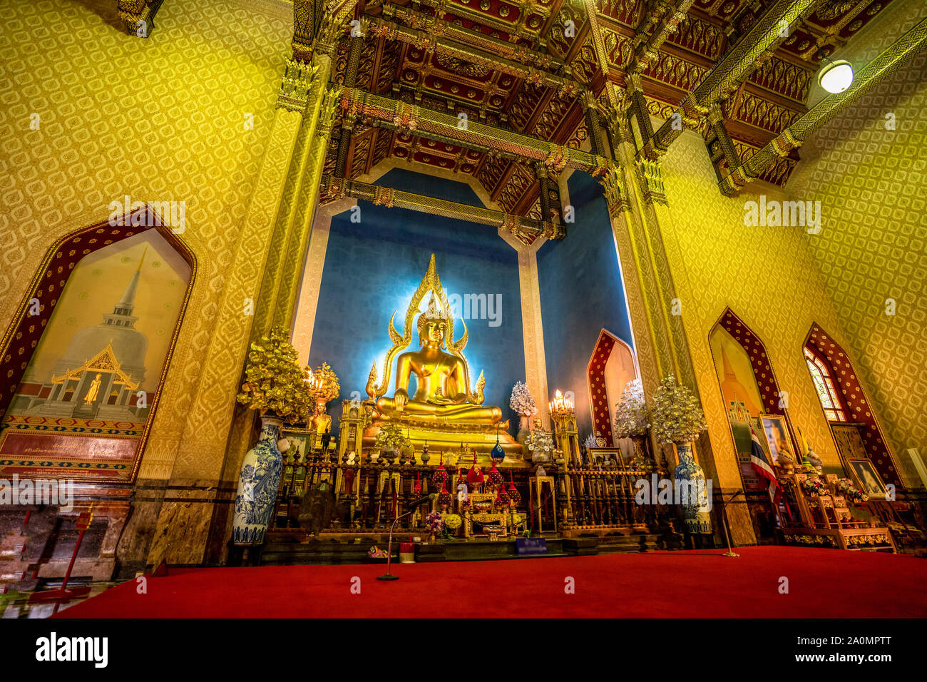 The golden Phra Buddha Chinnarat in chapel. Wat Benjamabopit The Marble ...