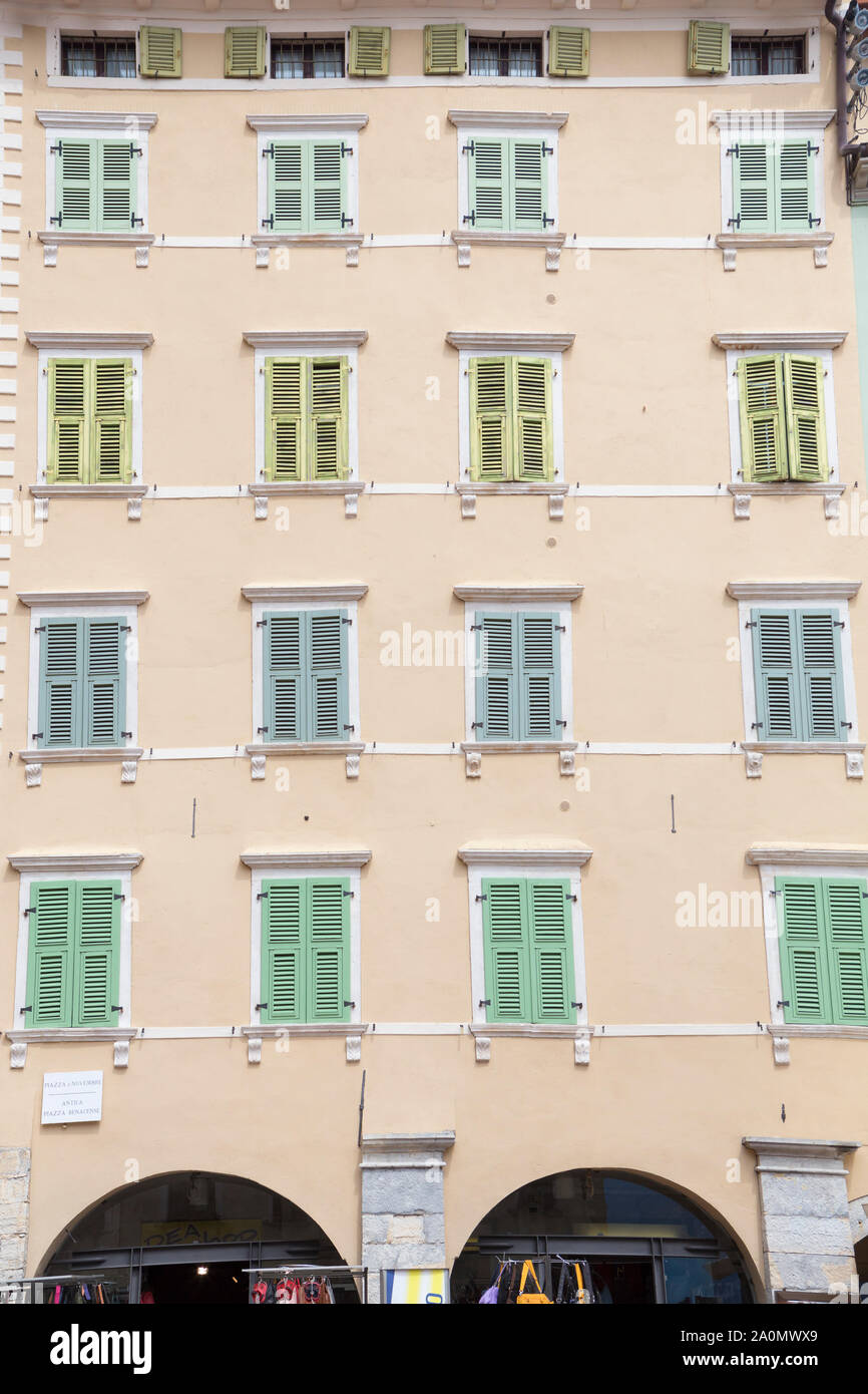Windows italy shutters hi-res stock photography and images - Alamy