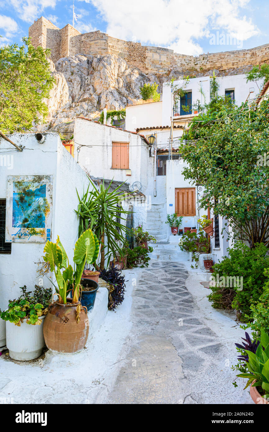 Whitewashed houses of Anafiotika overlooked by the Acropolis, Athens ...