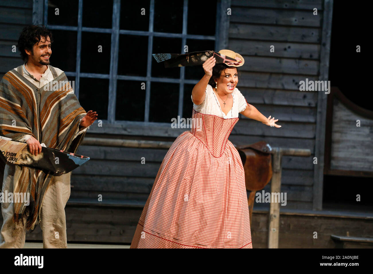 Piotr Buszewski als Nemorino und Bianca Tognocchi als Adine in der Oper ...