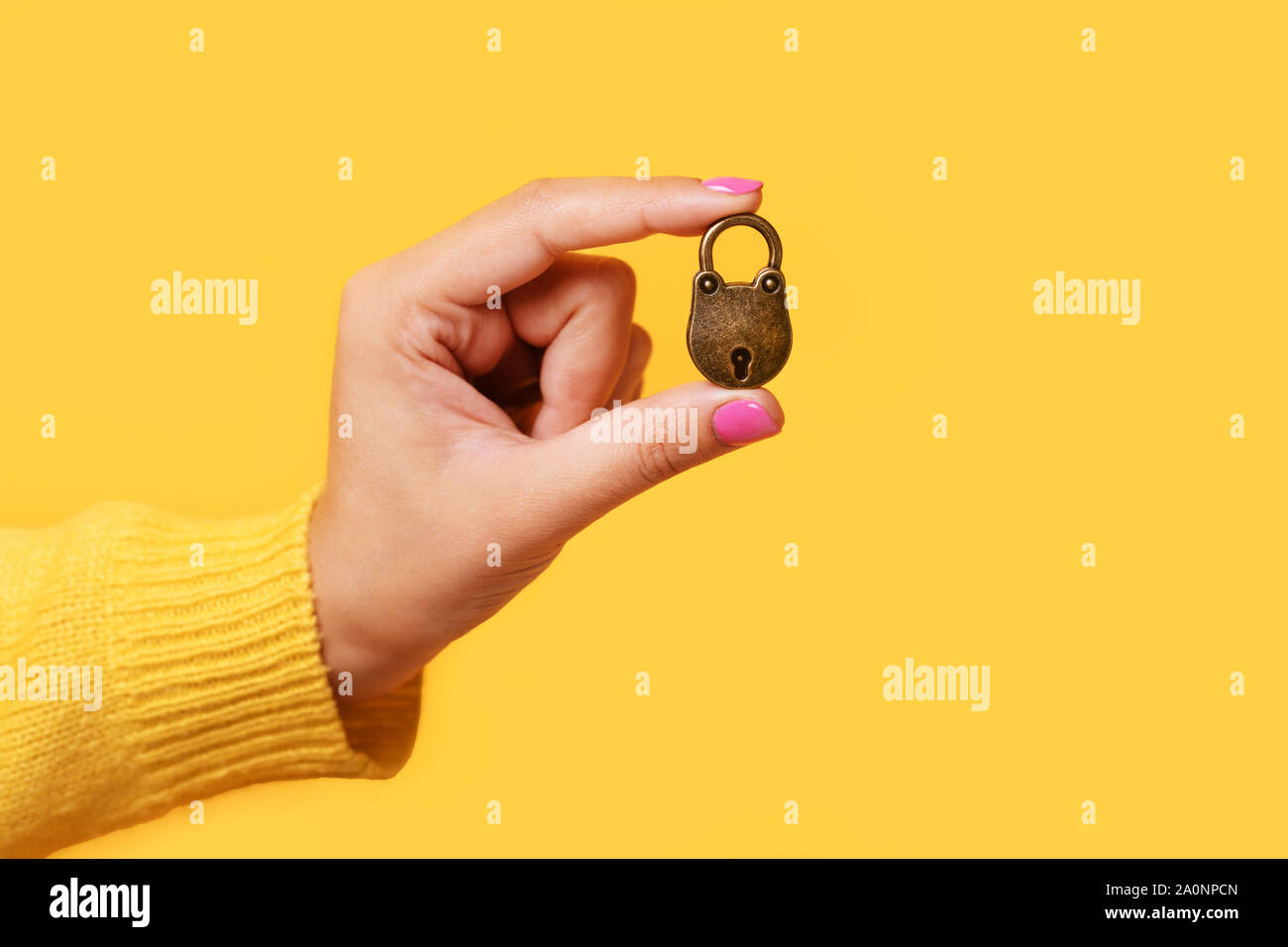 Hand holding lock sign hi-res stock photography and images - Alamy