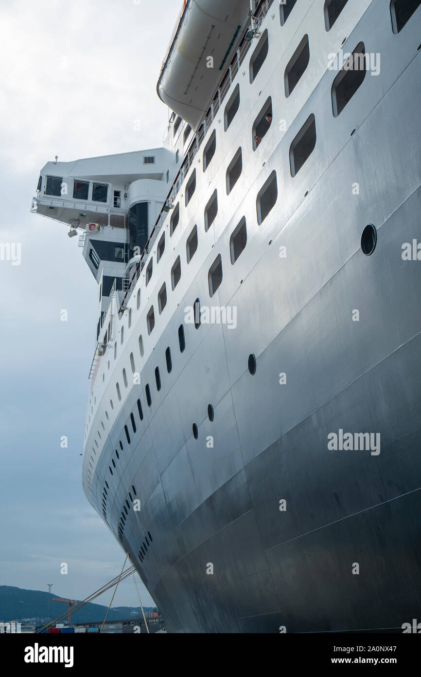 Queen mary 2 bridge hi-res stock photography and images - Alamy