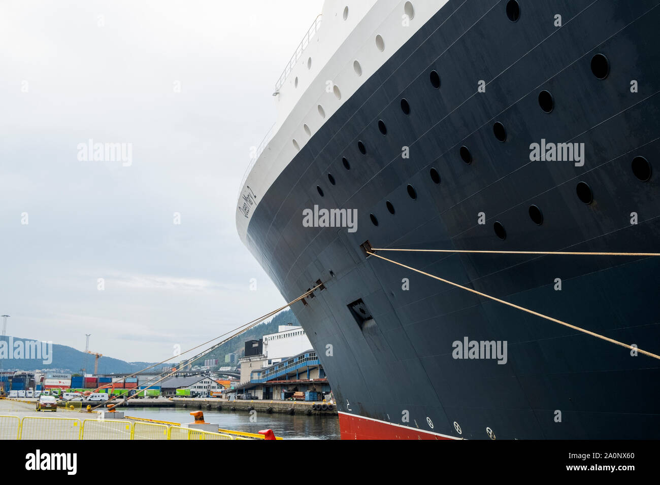 Queen mary ship bow hi-res stock photography and images - Alamy
