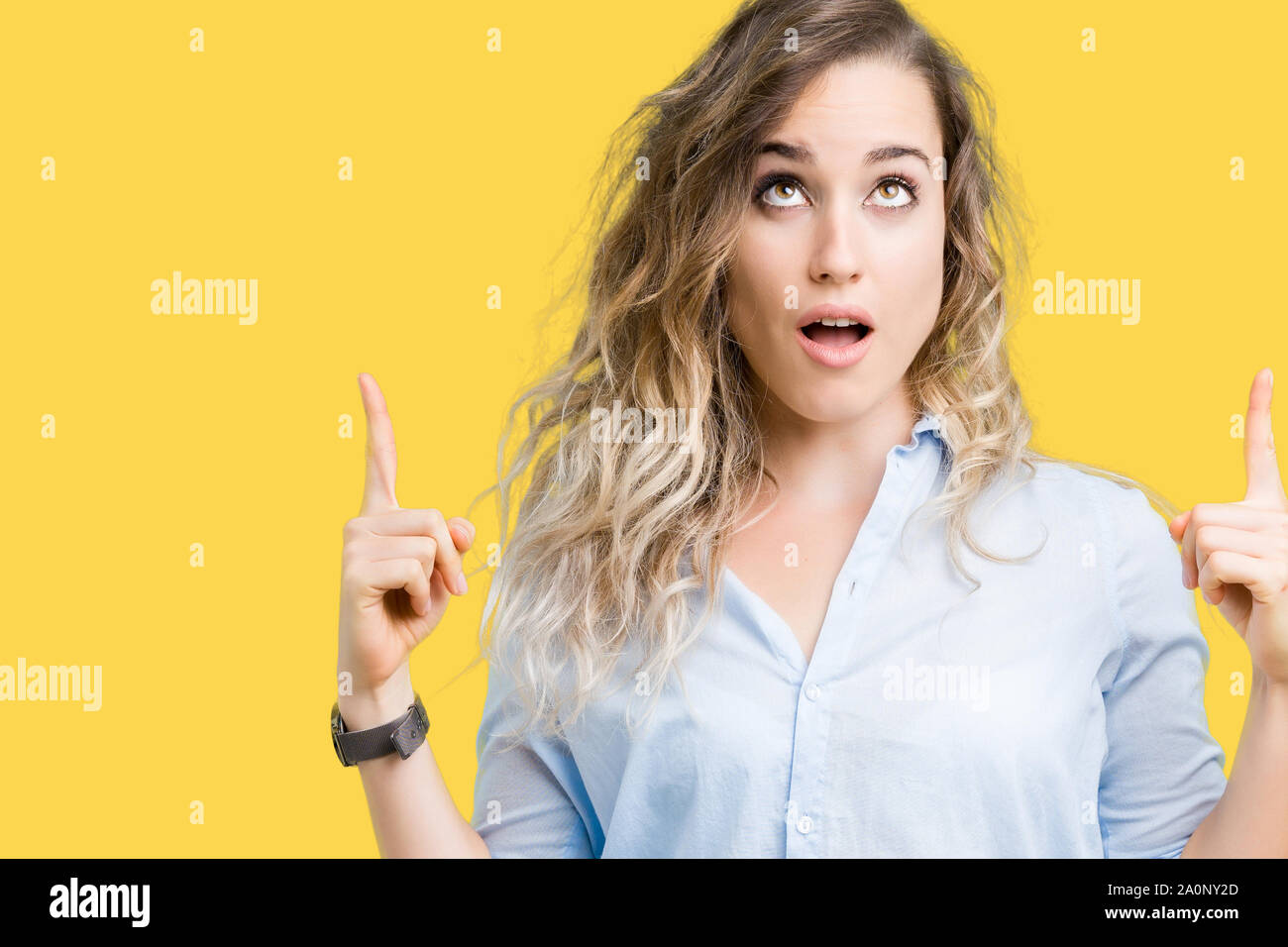 Beautiful young blonde business woman over isolated background amazed ... Beautiful young blonde business woman over isolated background amazed ...