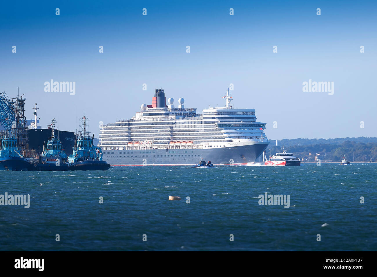 The Cunard Cruise Ship, MS QUEEN ELIZABETH, Departs Southampton UK, For ...