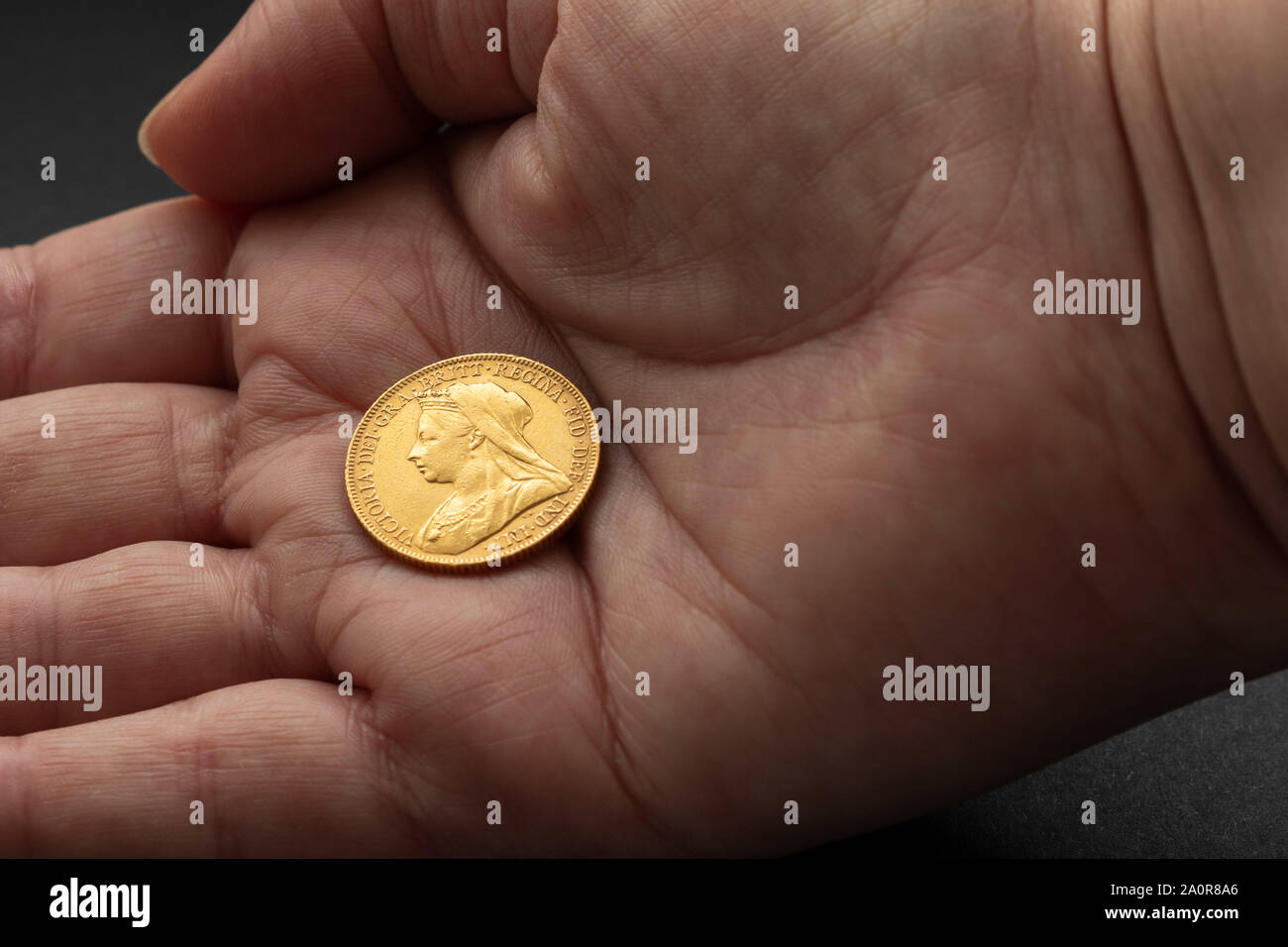 Gold sovereign coin hi-res stock photography and images - Alamy
