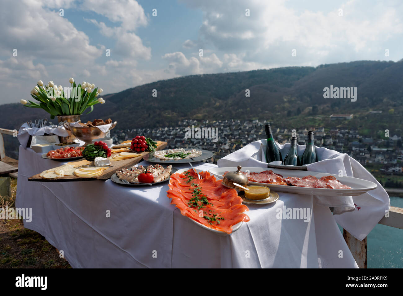 Dining outdoors farm hi-res stock photography and images - Alamy