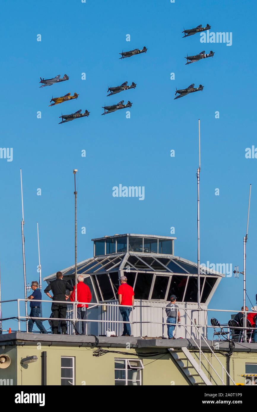 16 Supermarine Spitfires make a flypast finale - Duxford Battle of ...