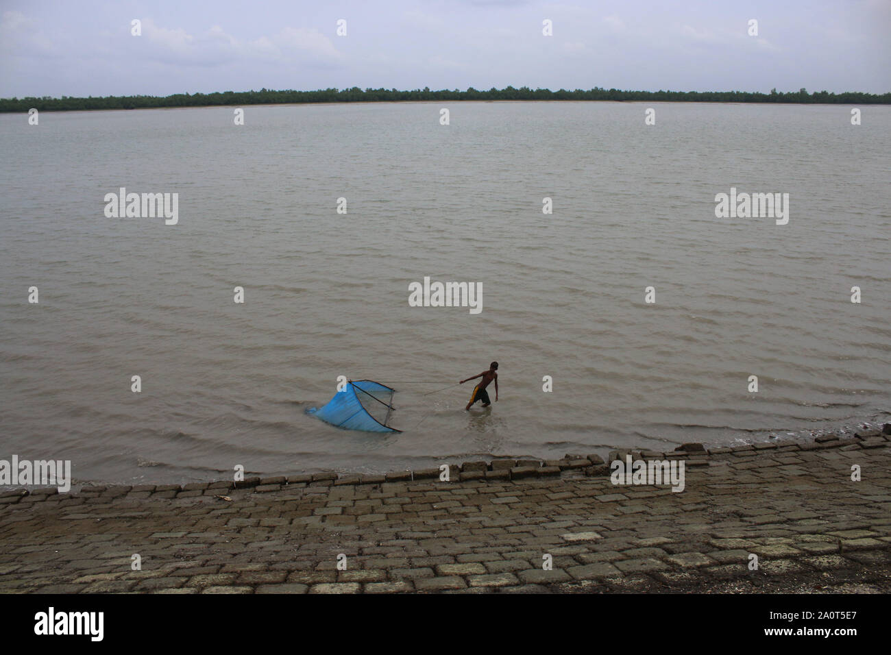 Satkhira, Satkhira, Bangladesh. 10th Sep, 2019. A young boy fishing at ...