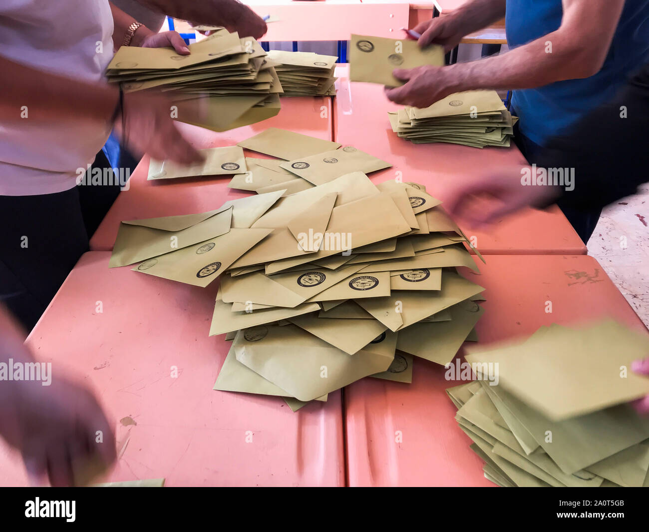 Counting in general election hi-res stock photography and images - Alamy