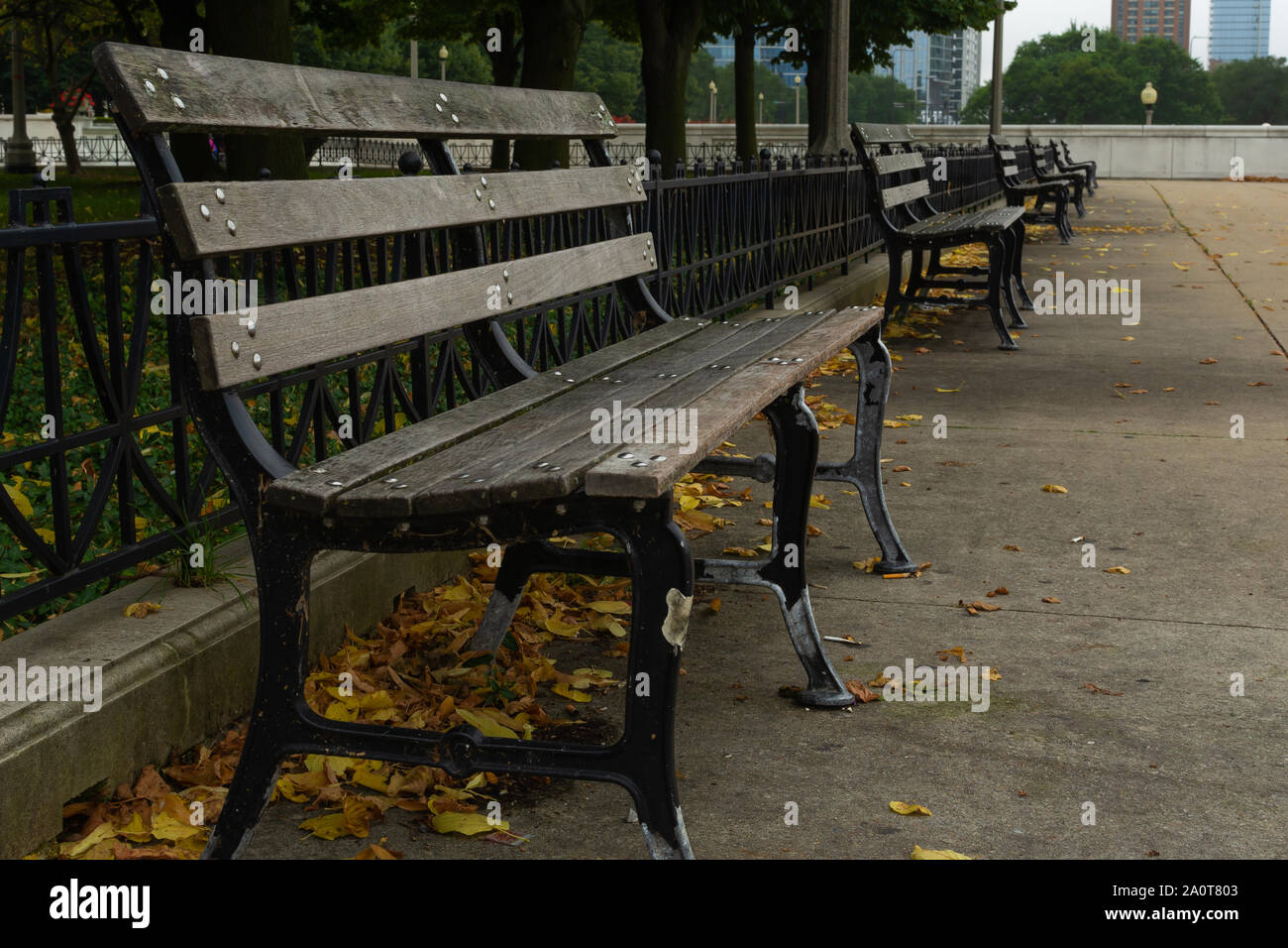 Park bench in downtown on a cloudy afternoon. Chicago, Illinois, USA ...
