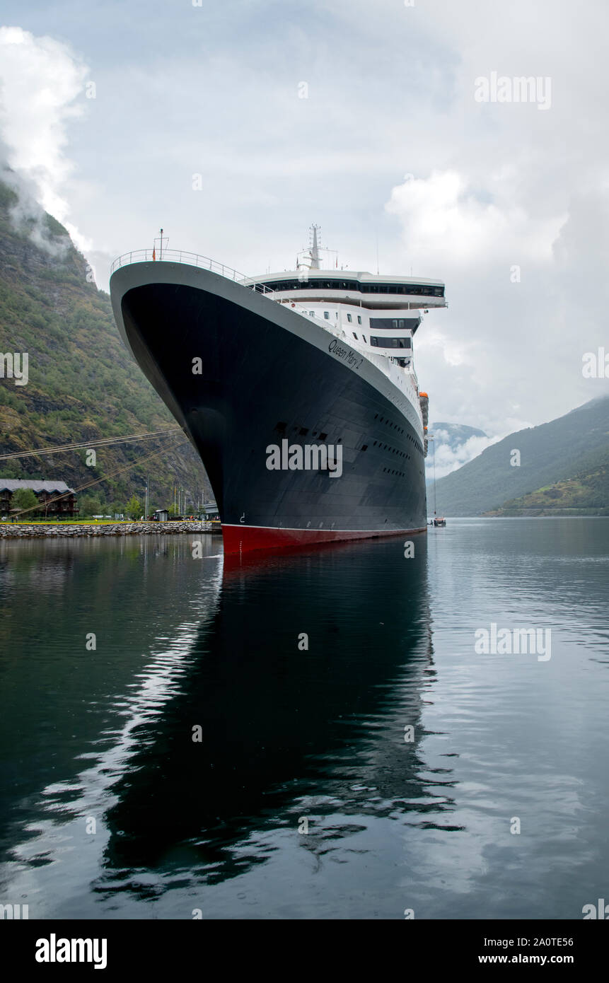 Big cruise ship dwarfs hi-res stock photography and images - Alamy