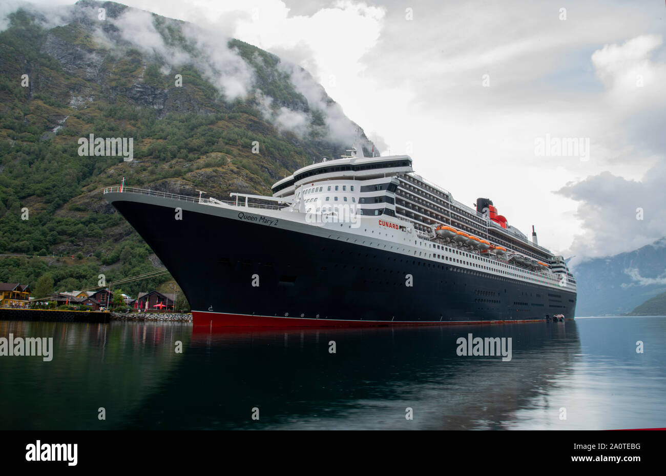 Big cruise ship dwarfs hi-res stock photography and images - Alamy