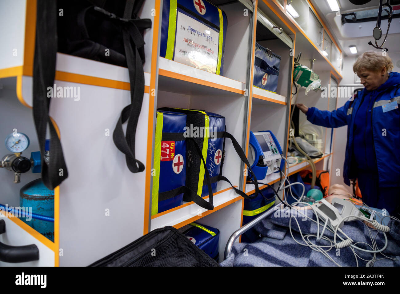 Intensive care ambulance paramedic hi-res stock photography and images ...