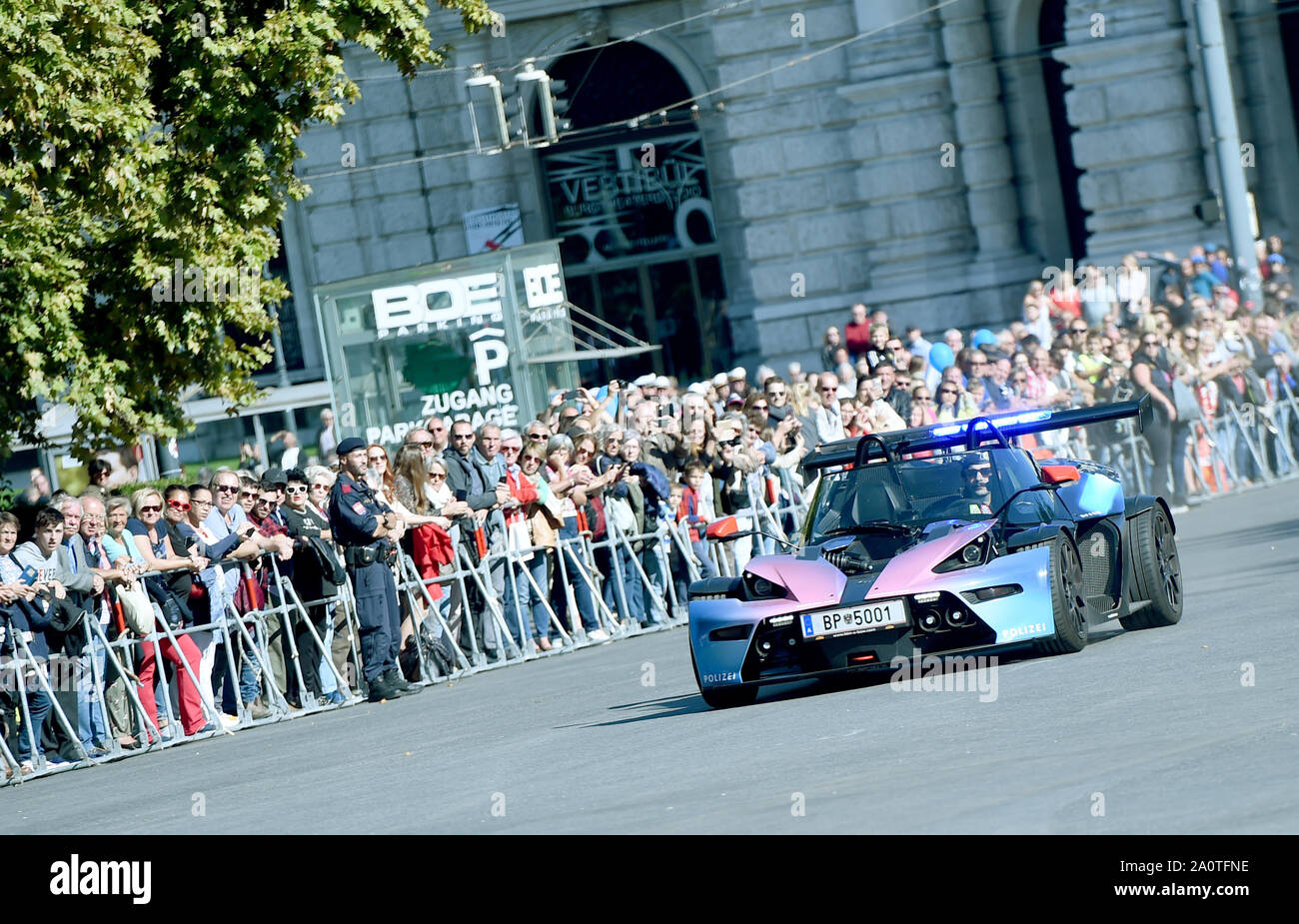 Vienna, Austria. 21st Sep, 2019. A police car takes part in the parade ...