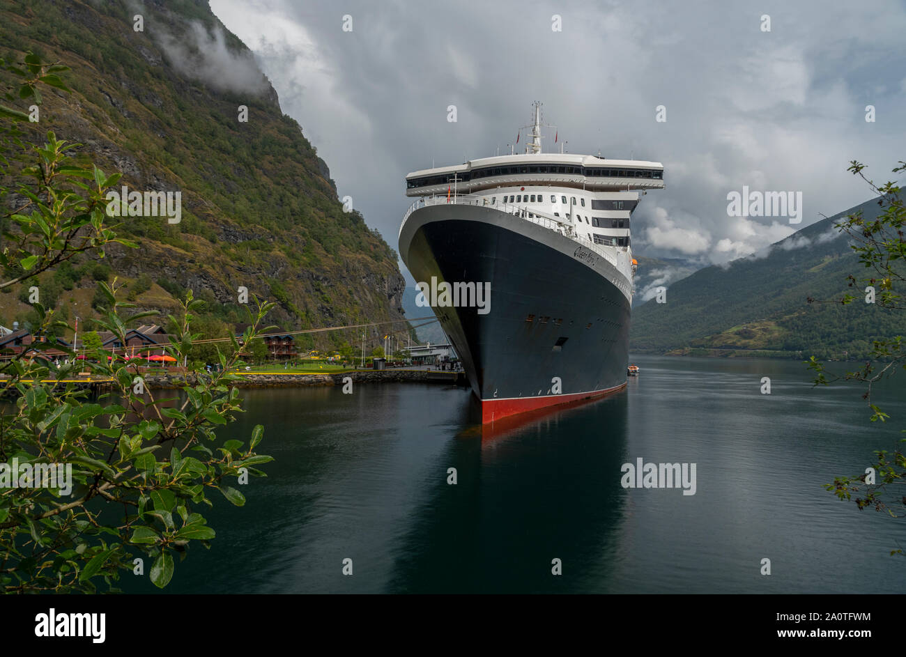 Huge and elegant Queen Mary 2 ocean liner dwarfs Flaam at the head of ...