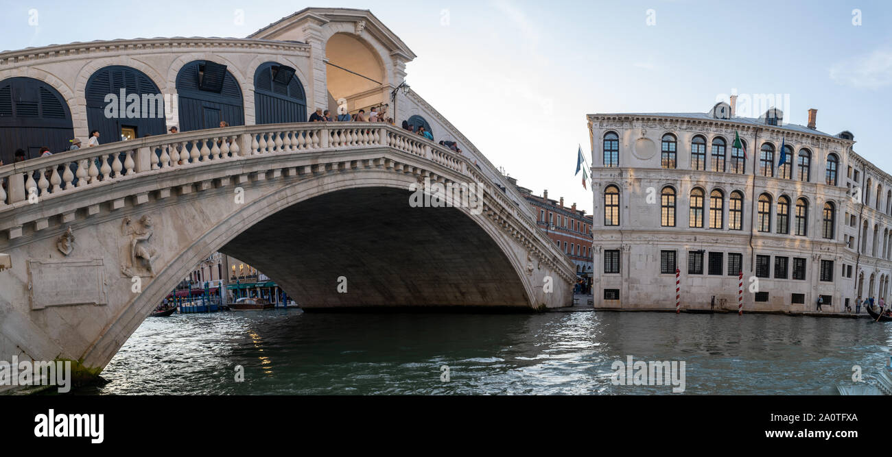 Crossing the rialto bridge hi-res stock photography and images - Alamy