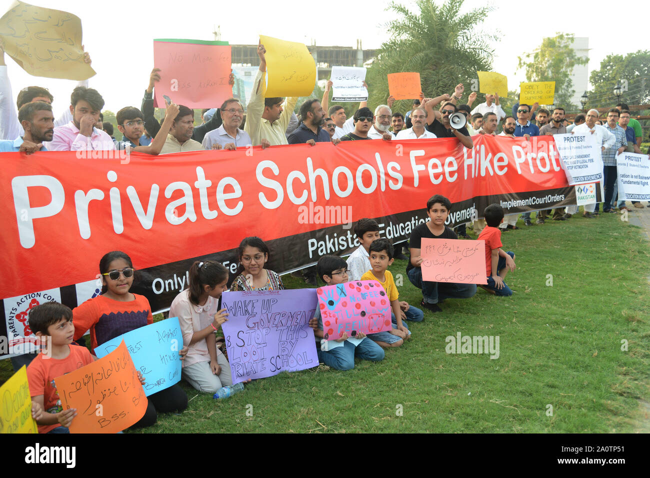 Pakistani school children protest hi-res stock photography and images ...