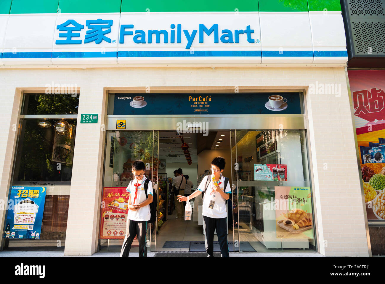 Shanghai, Shanghai, China. 20th Sep, 2019. Two young students seen ...