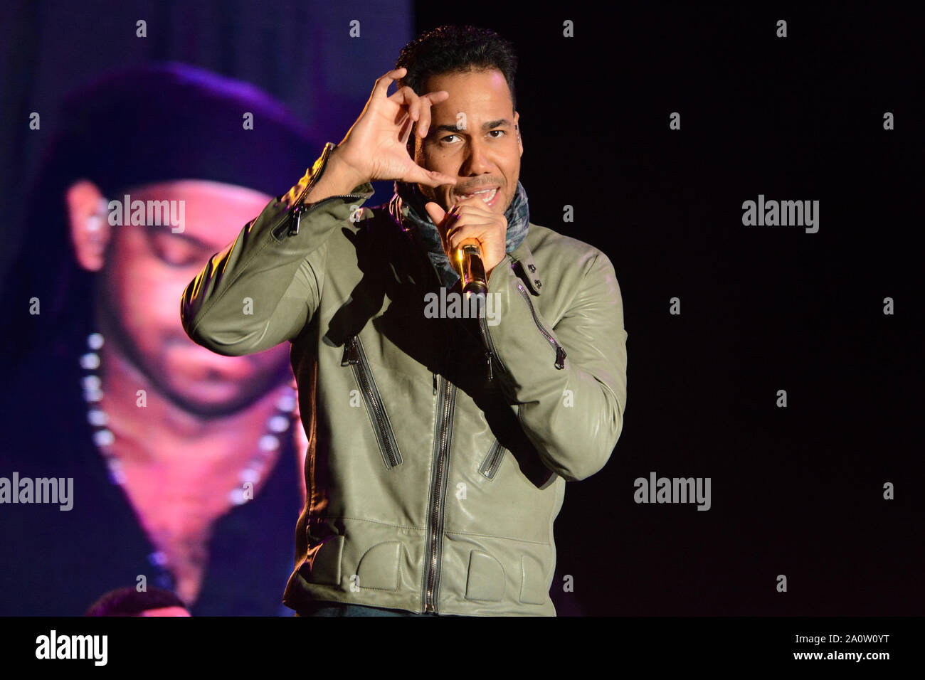 Romeo Santos durante su presentacion en el estadio de futbol Pirata ...