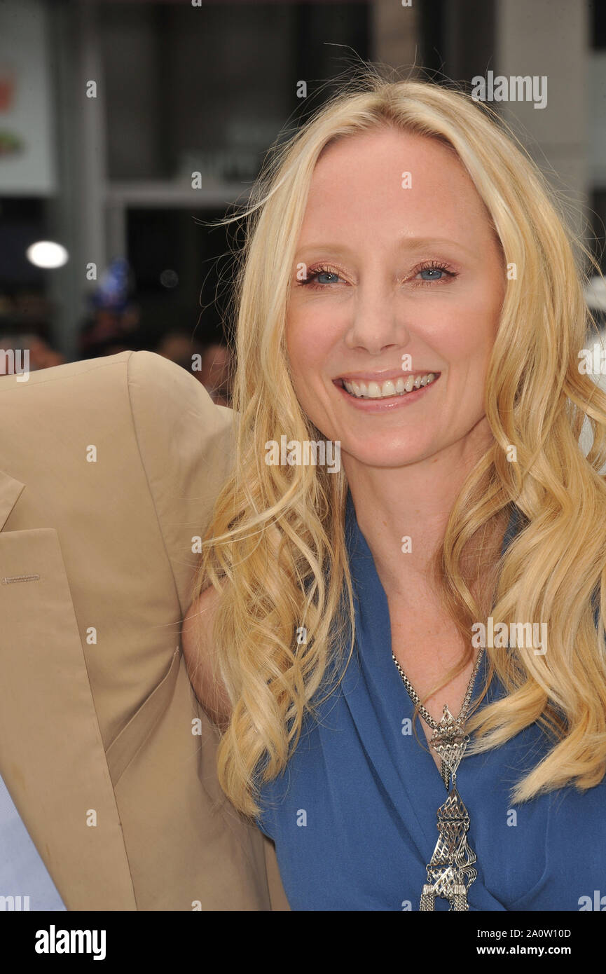 Anne heche mr poppers penguins premiere hi-res stock photography and ...