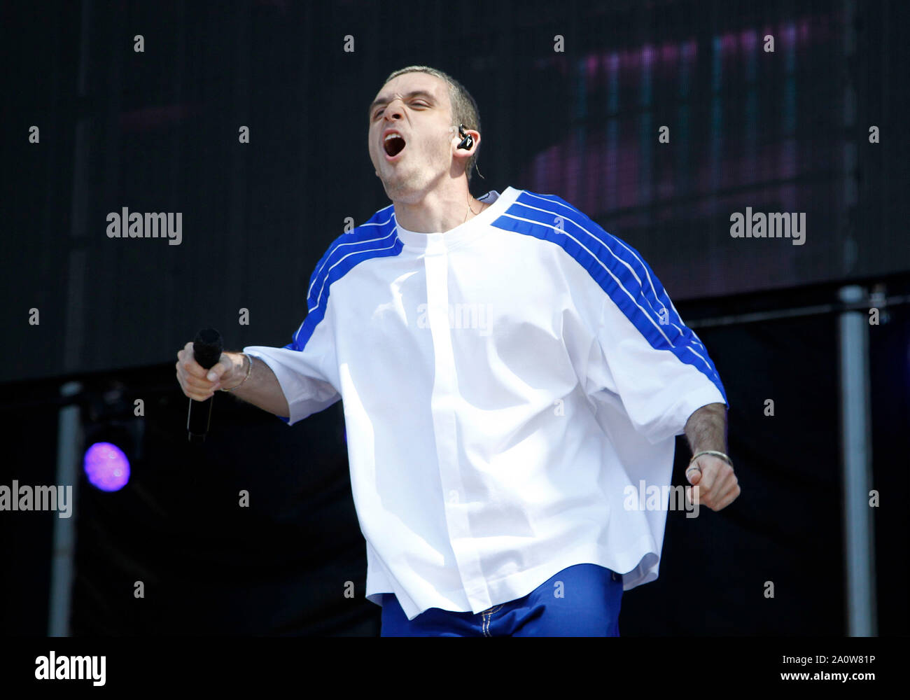 Lauv performs on stage hi-res stock photography and images - Alamy