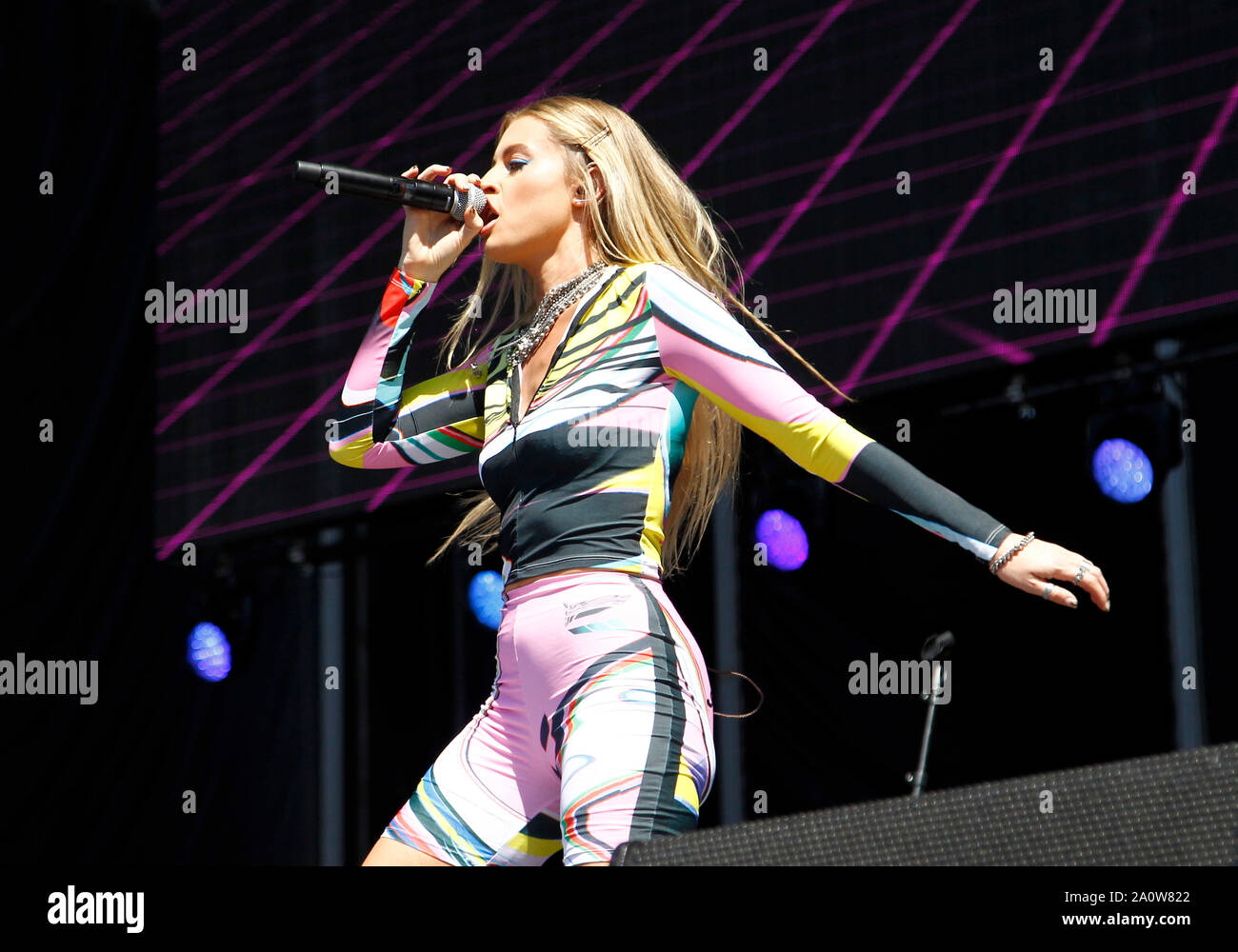 Pop concerts hi-res stock photography and images - Alamy