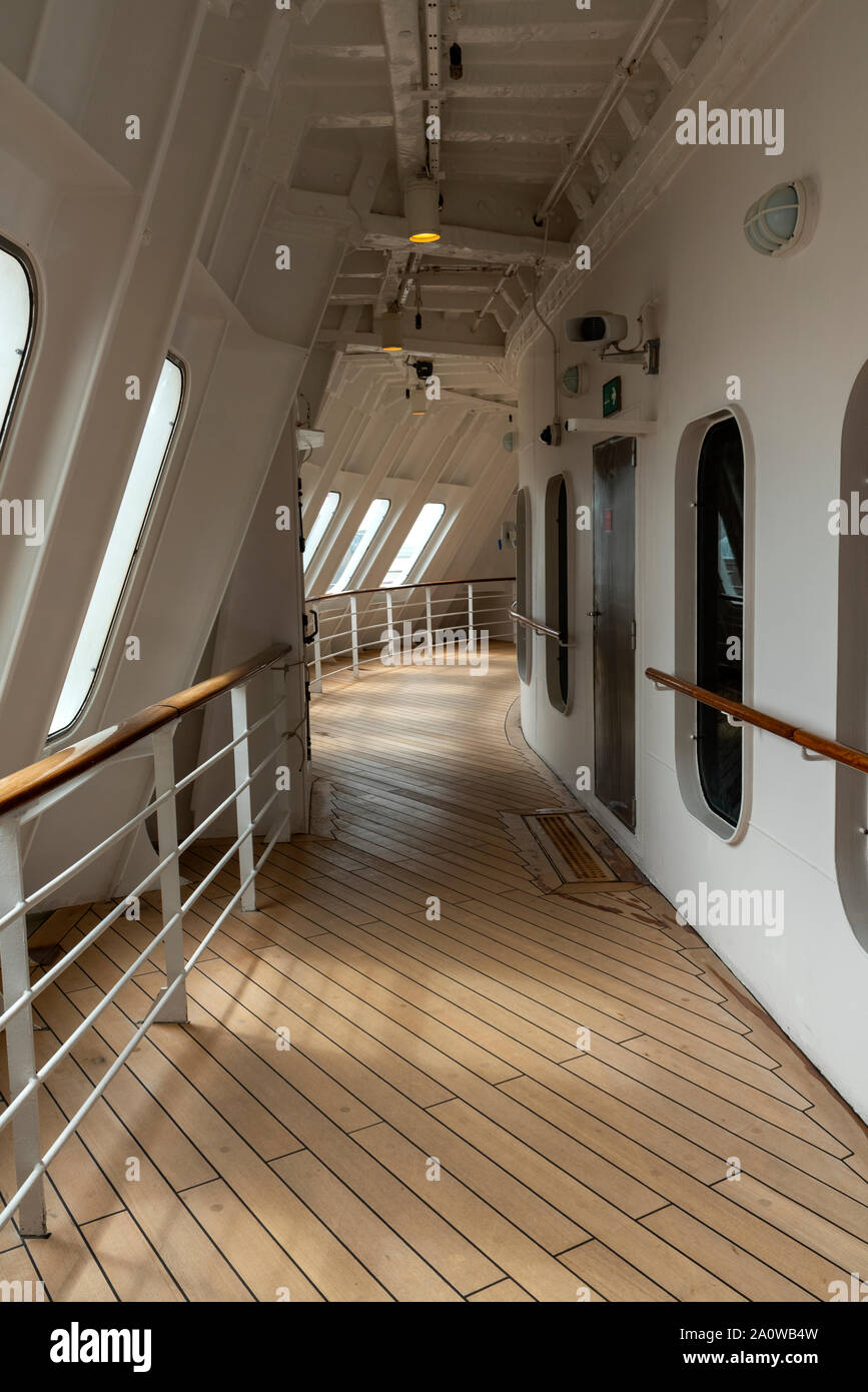 Qm2 prom deck hi-res stock photography and images - Alamy