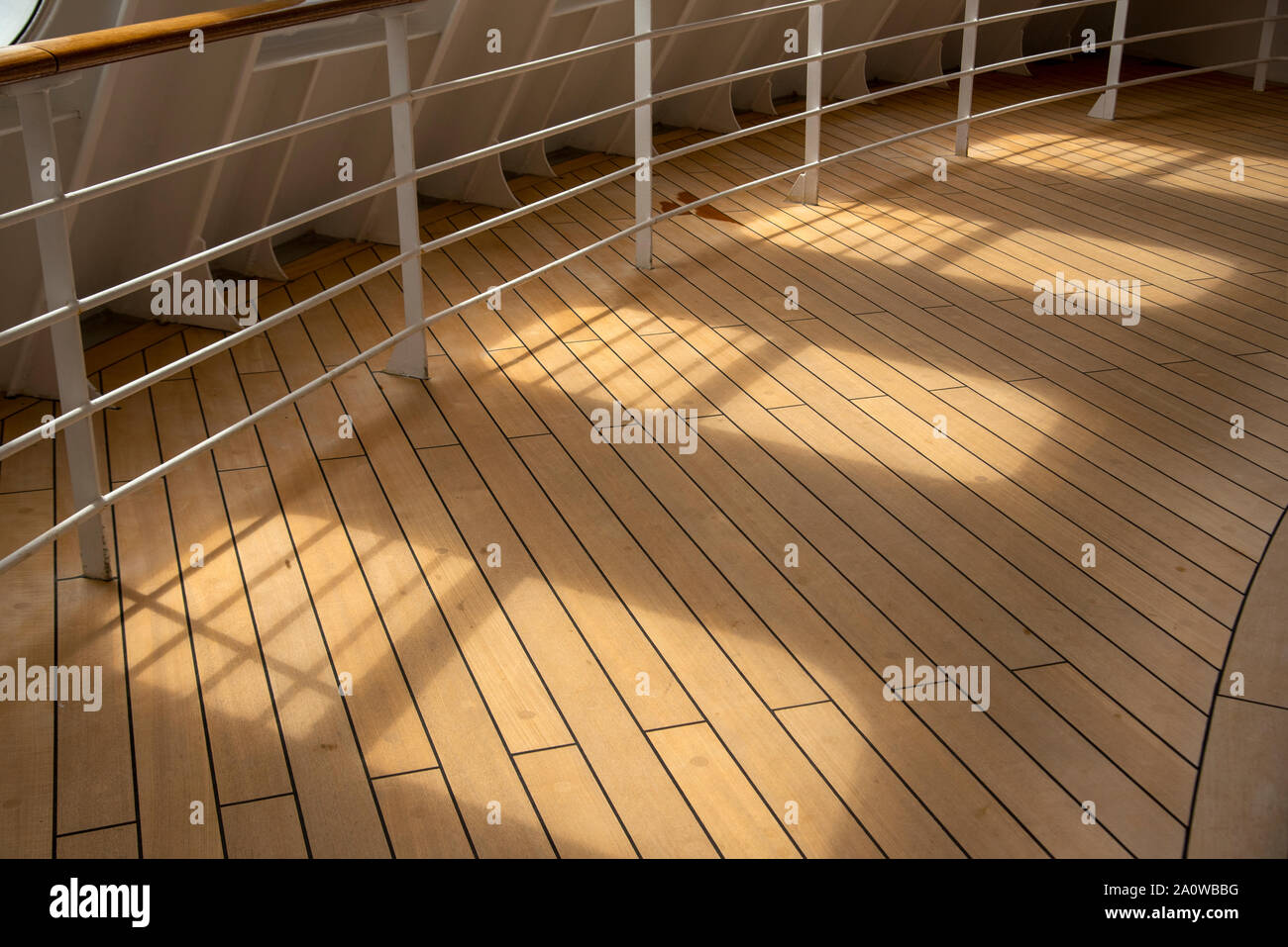 Windows of enclosed forward section of the Queen Mary 2's promenade ...