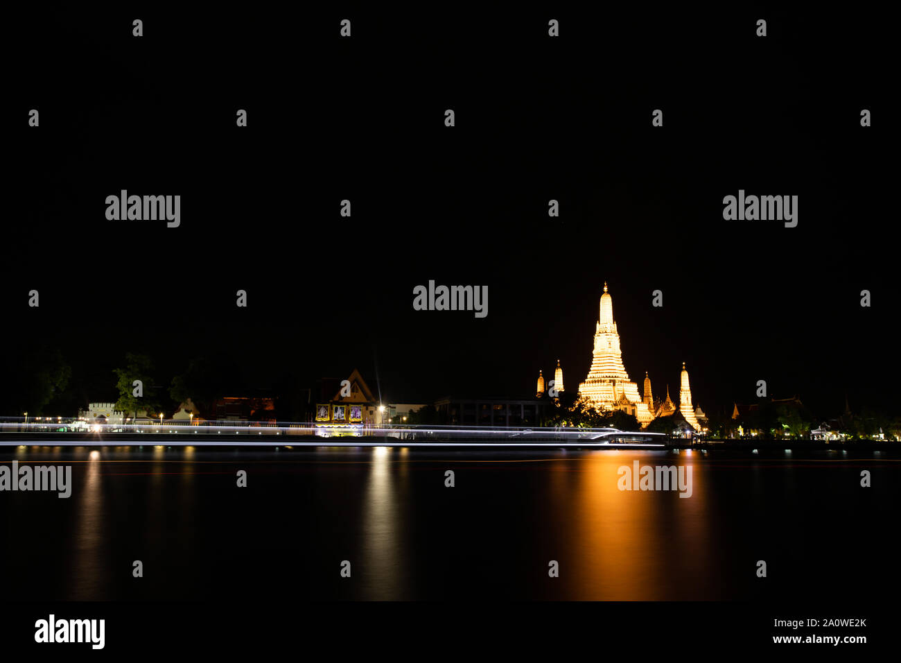 Night time view of Wat Arun Temple in Bangkok, Thailand Stock Photo - Alamy
