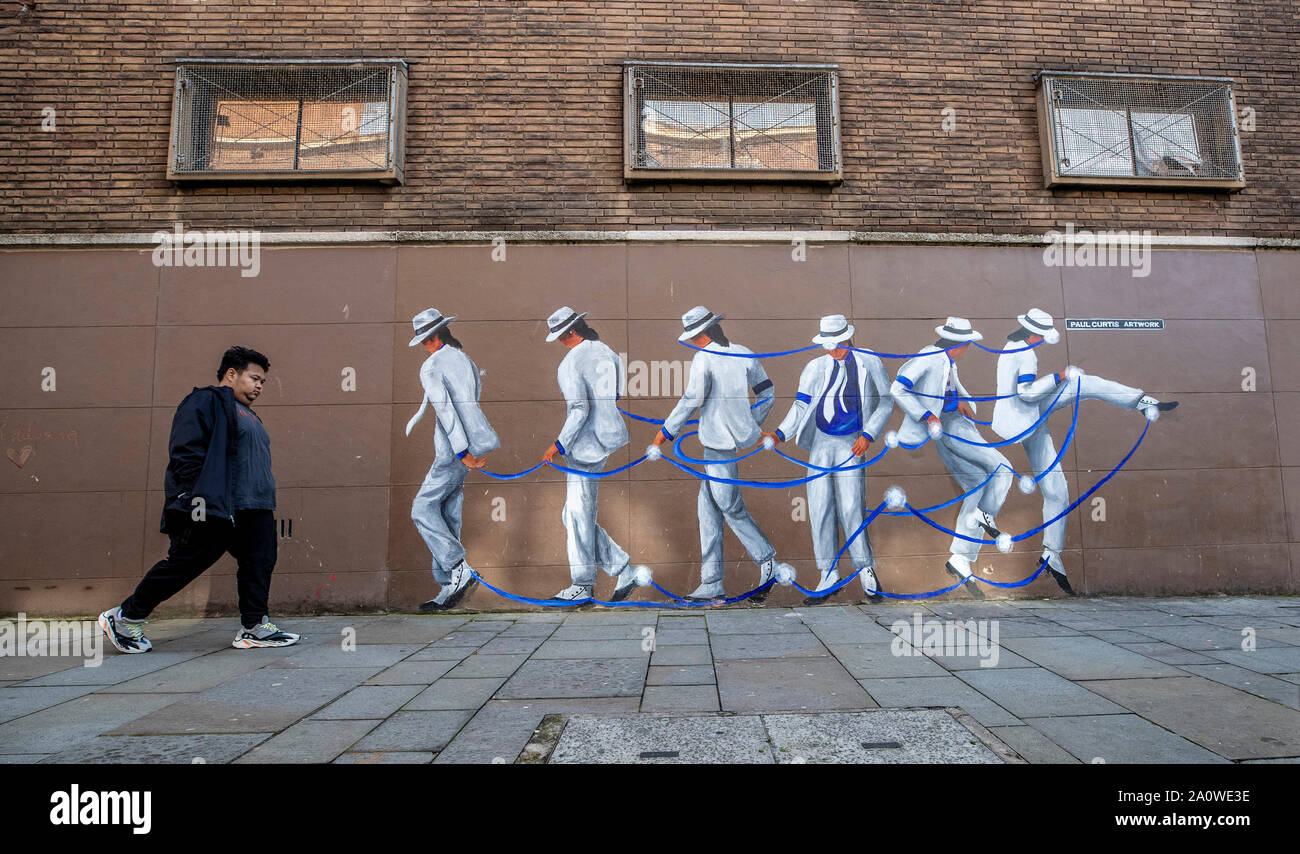 23 A mural instructing how to do Michael Jackson's famous moon walk ...