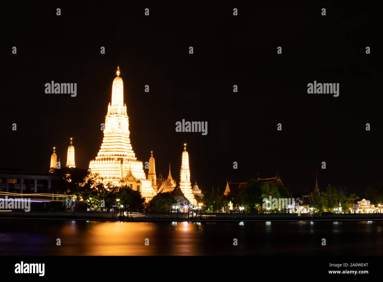 Night time view of Wat Arun Temple in Bangkok, Thailand Stock Photo - Alamy