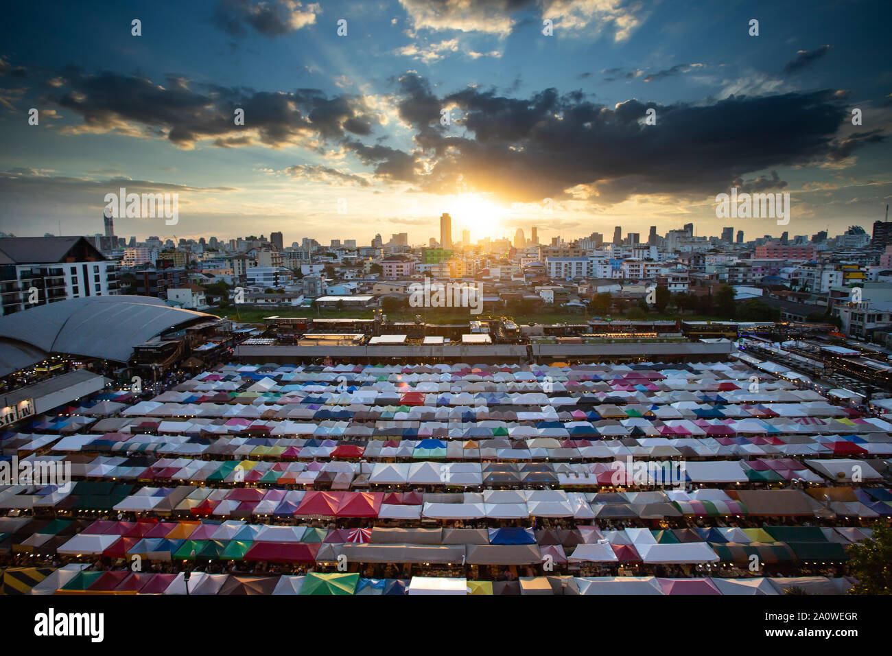 Train night market ratchada hi-res stock photography and images - Alamy