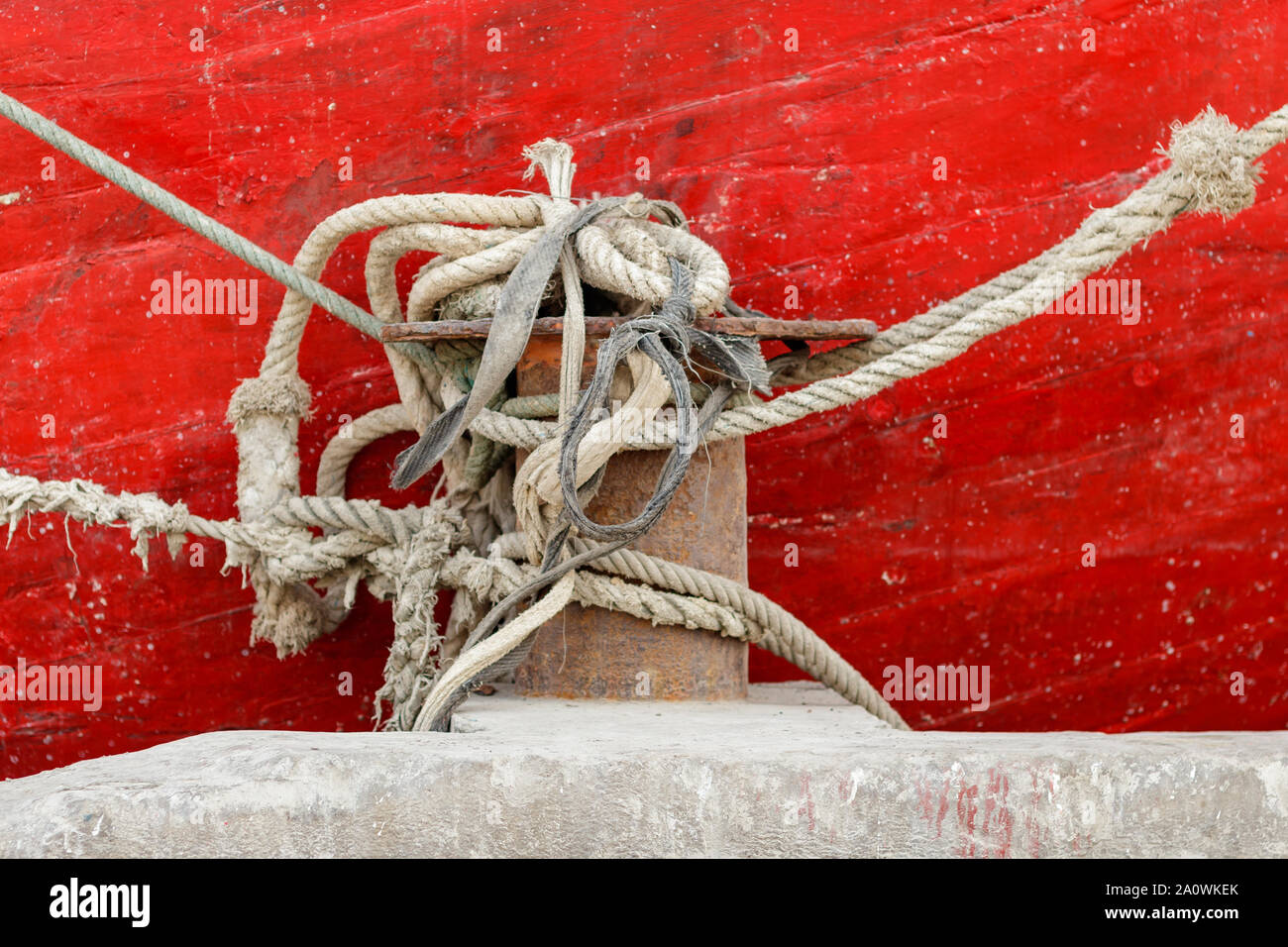 Mass of tangled ropes hi-res stock photography and images - Alamy