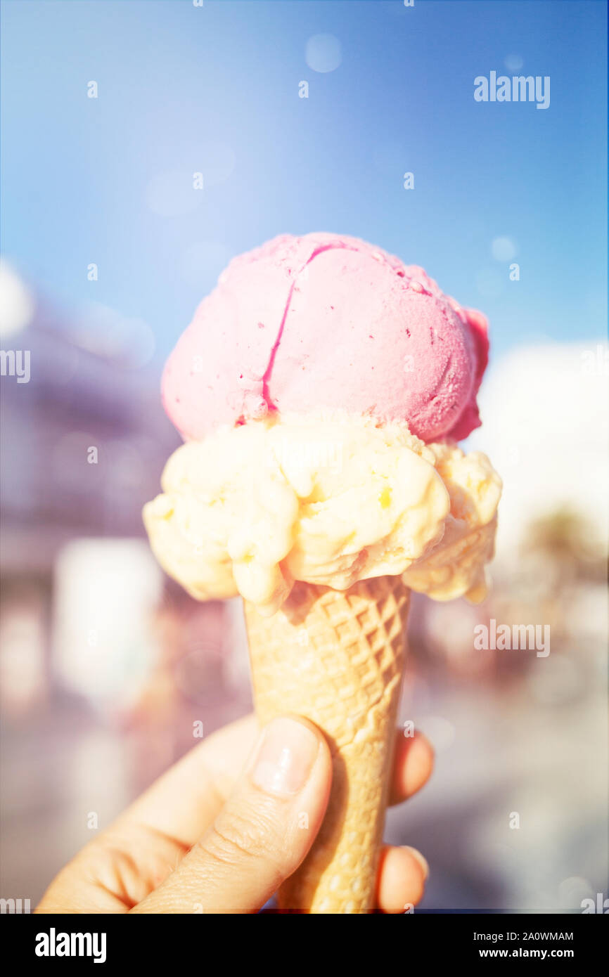 Hand holding ice cream hi-res stock photography and images - Alamy