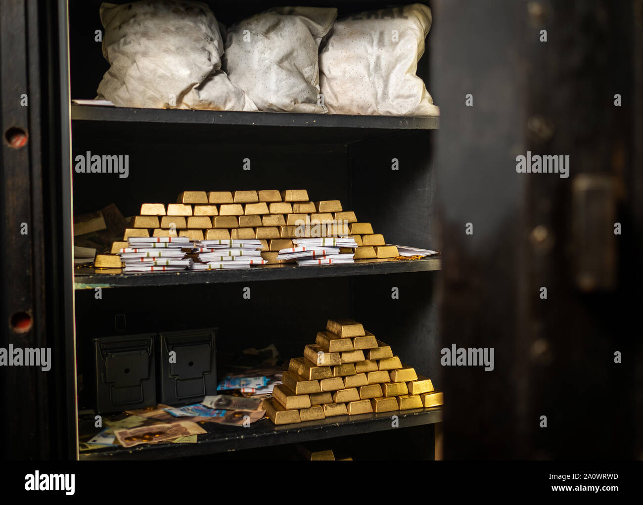 Bank vault with gold and cash Stock Photo - Alamy