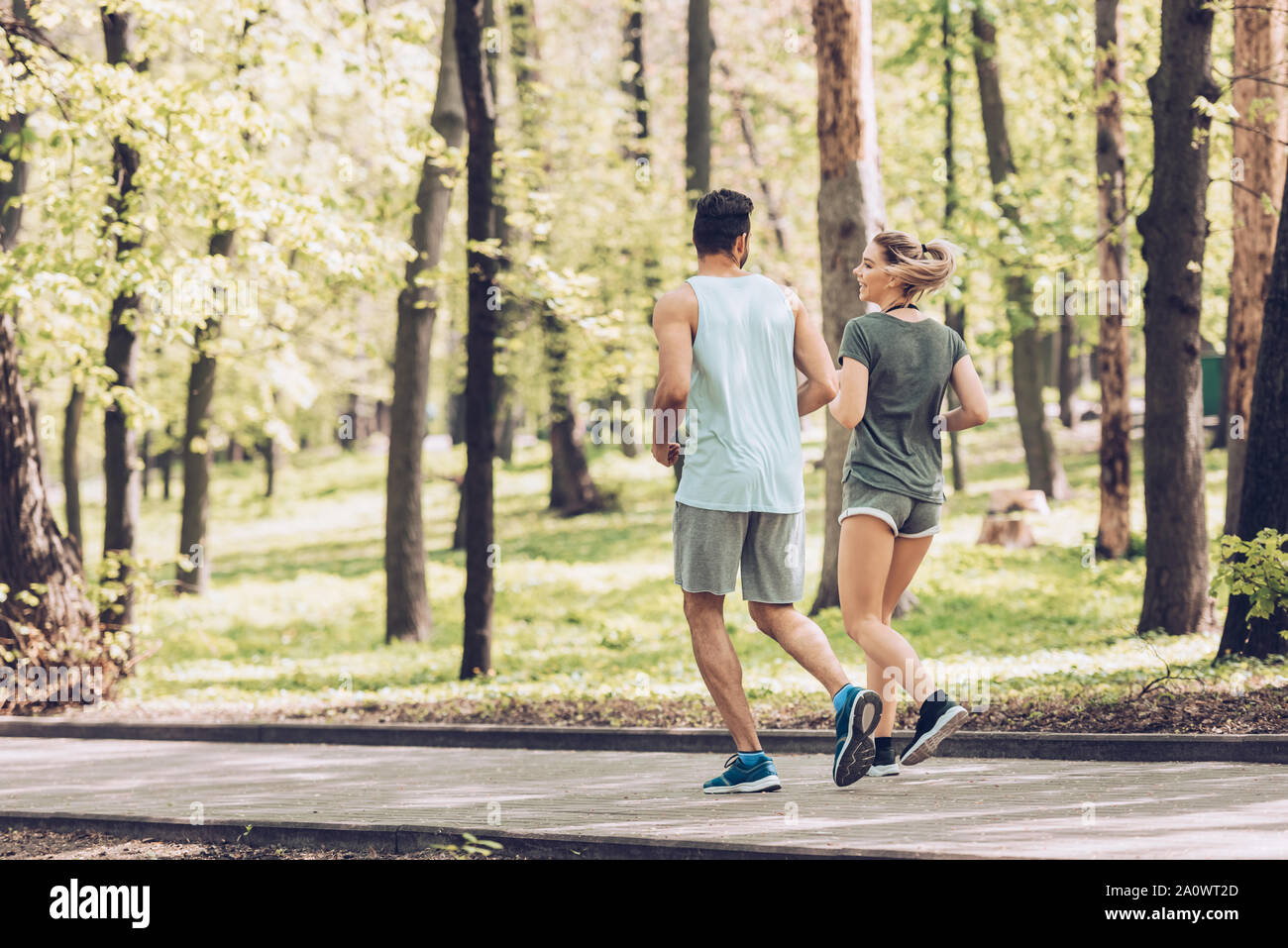 Pavement conversation talk talking hi-res stock photography and images ...
