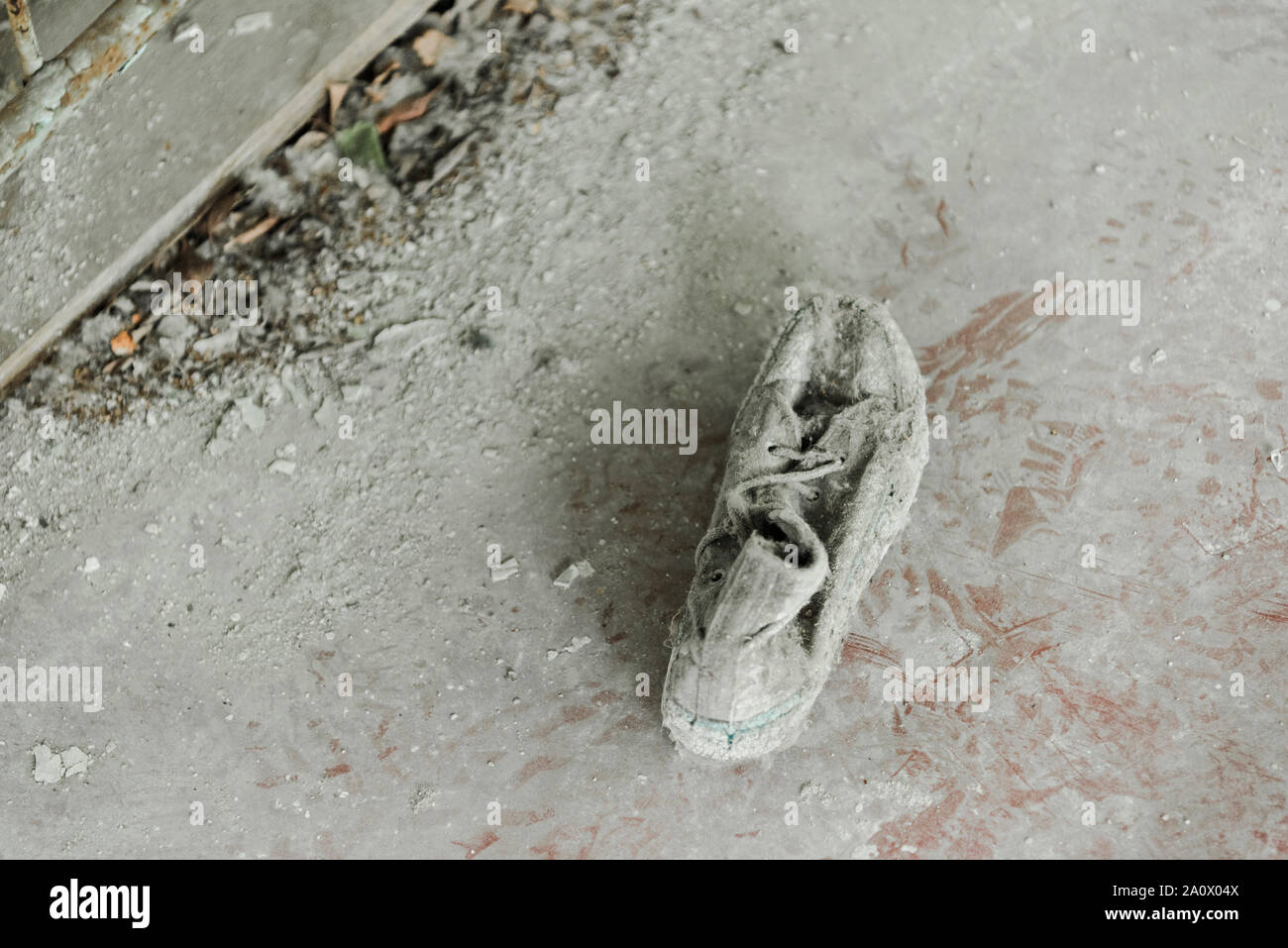 Abandoned shoe on city hi-res stock photography and images - Alamy