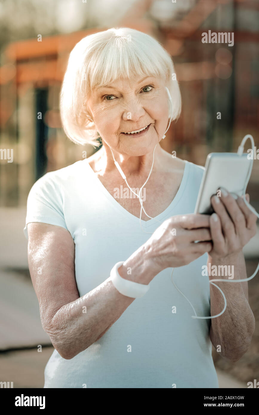 Elderly woman smartphone in hands hi-res stock photography and images ...