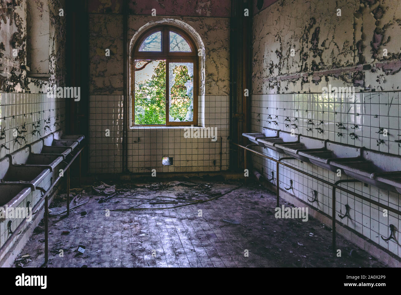 Town hall old school hi-res stock photography and images - Alamy