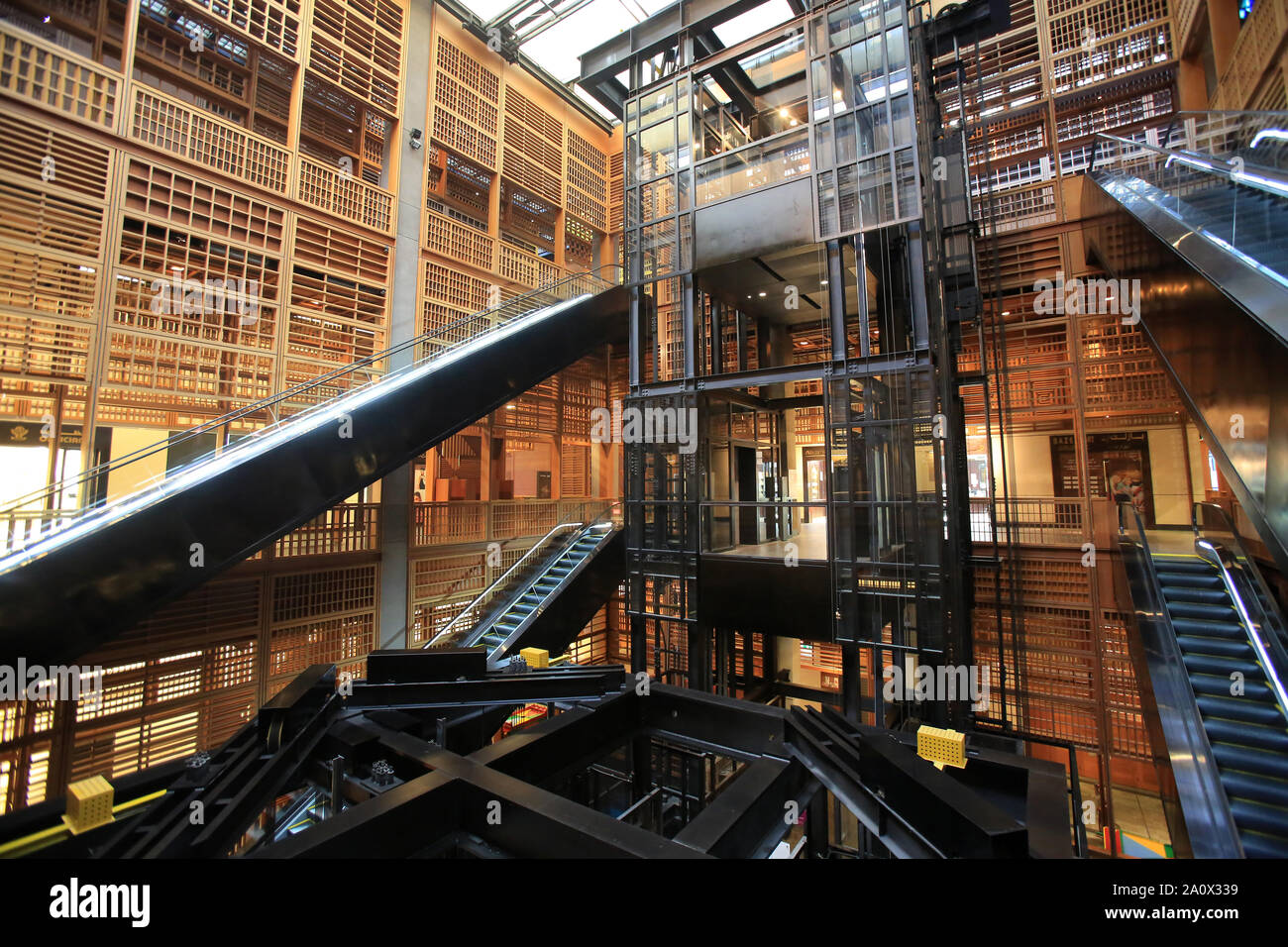 The Mall. World Trade Center Souk. 2001. Abou Dhabi. Emirats Arabes ...