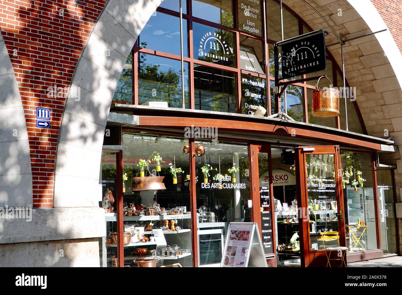Old french store front hi-res stock photography and images - Alamy