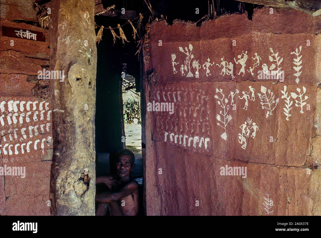 03 Jan 2017 warli painting on mud waal on Tribal hut. Warli tribe ...