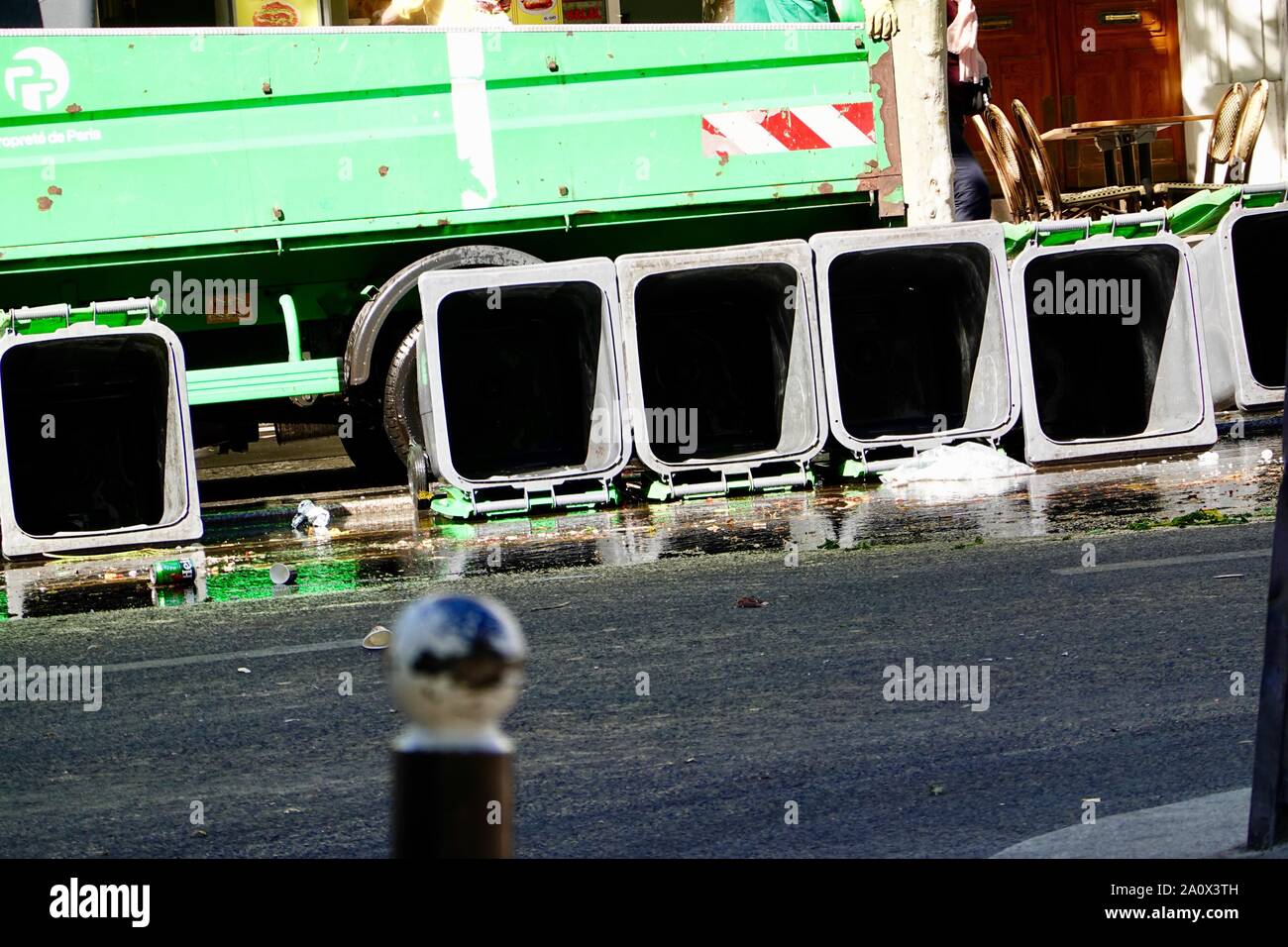 Garbage cans hi-res stock photography and images - Alamy