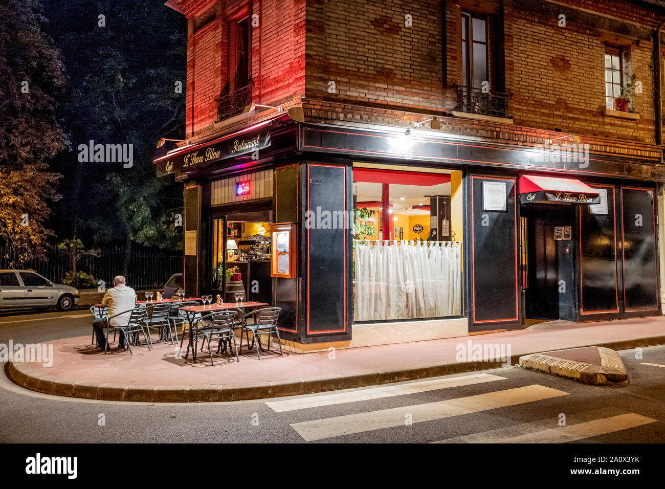 Late-night street scenes in Paris Stock Photo - Alamy