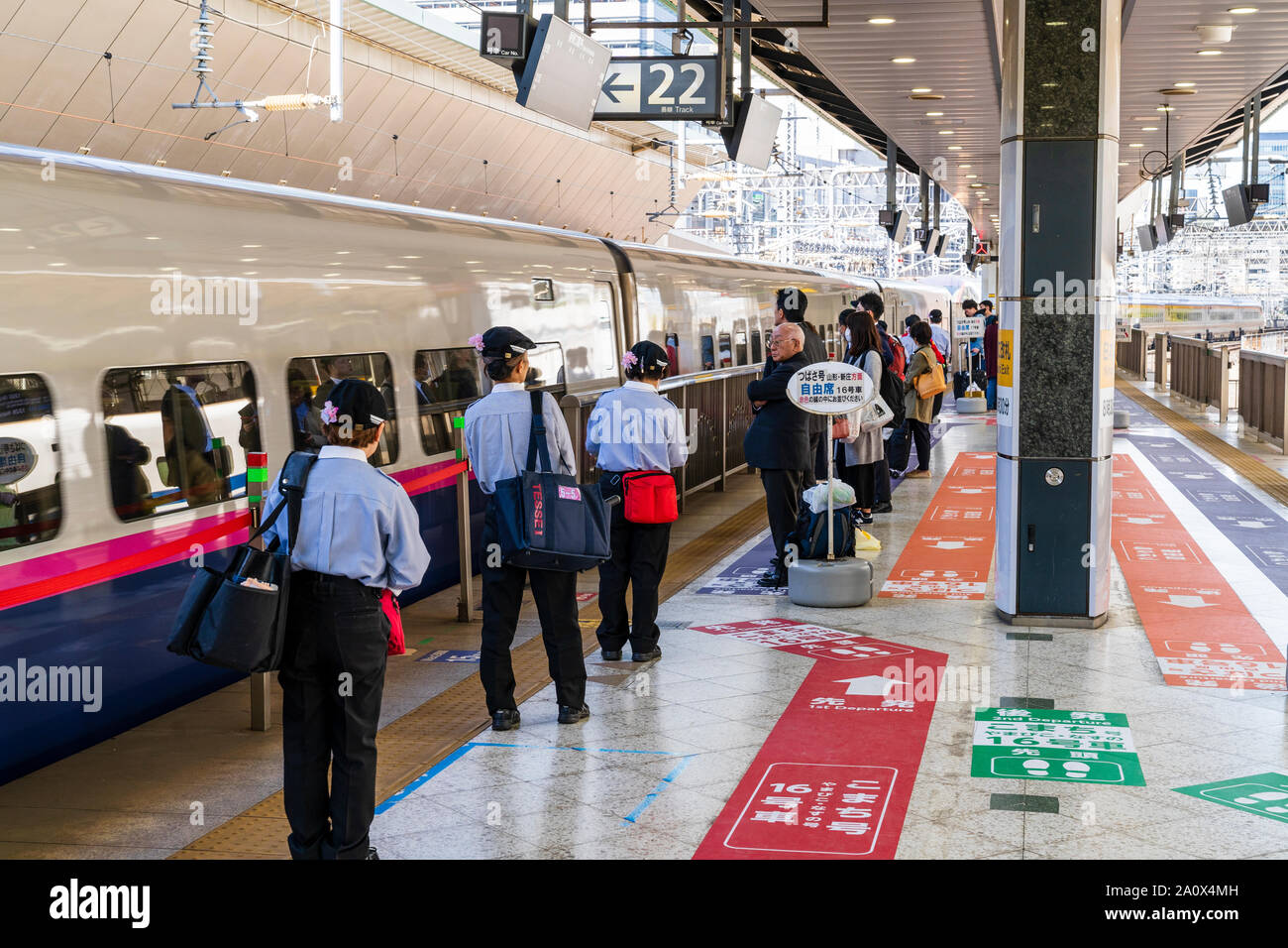 Tokyo station platform hi-res stock photography and images - Alamy