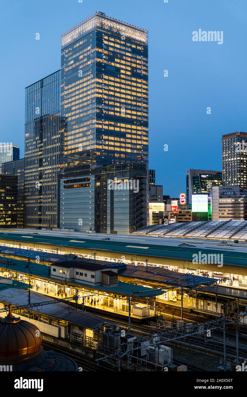 Tokyo, Marunouchi. The Gran Tokyo skyscraper with Daimaru department ...